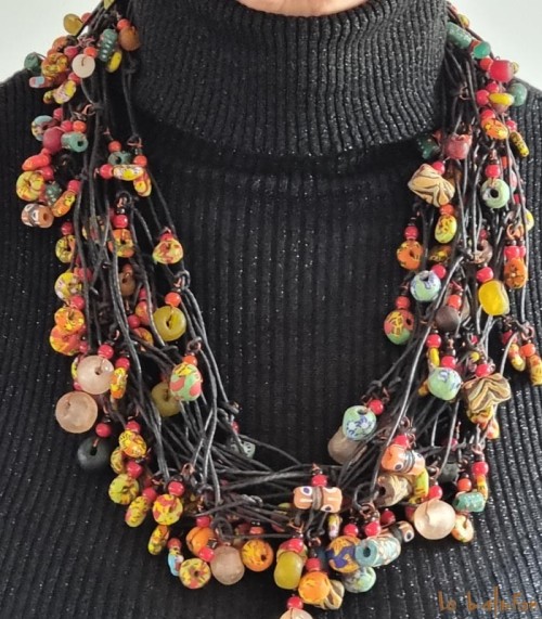 Collier africain multi-rangs en cuir et perles de verre